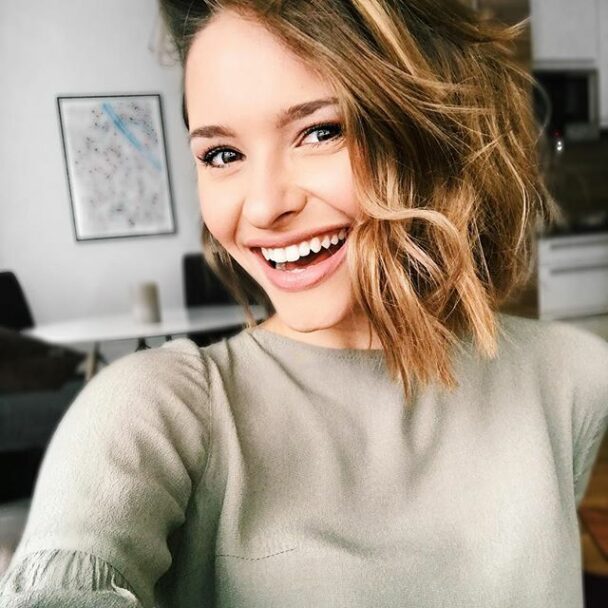 Româncă celebră din Austria, prezentatoarea TV Julia Furdea, și-a ...