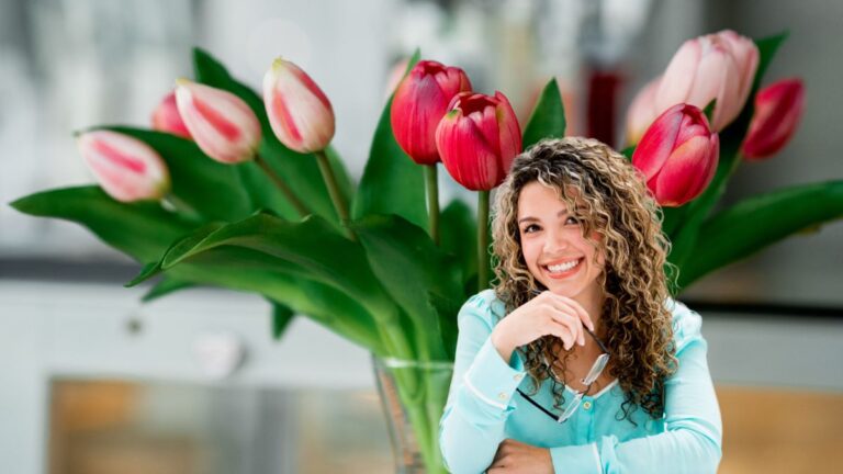 Cum să te bucuri mai mult de lalelele din vază - Trucuri simple și ...